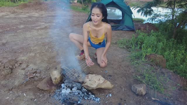 ОДИНОЧНЫЙ ПОХОД В ЛЕС ТАЙСКОЙ ДЕВУШКИ, Выживание в бушкрафте, Ферро-удилище, Разведение огня