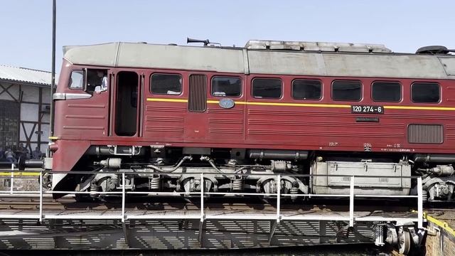 Германия, Советский М62 заезжает на поворотный круг депо