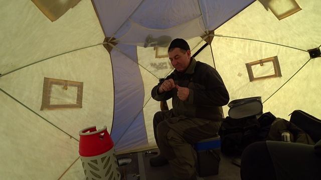 С УМА МОЖНО СОЙТИ СКОЛЬКО РЫБЫ СОБРАЛИ ПОД ЛУНКАМИ! ТЫСЯЧИ РЫБ ПЛАВАЕТ!