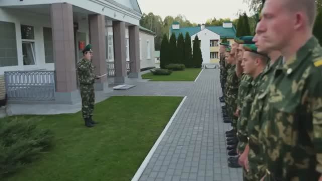 Там солдаты молодые на посту V2