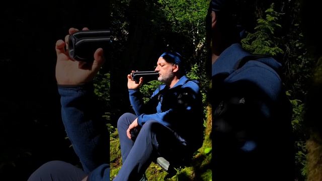 Шаман и, завлекающие Духов, звуки диджериду. в Абхазских горах