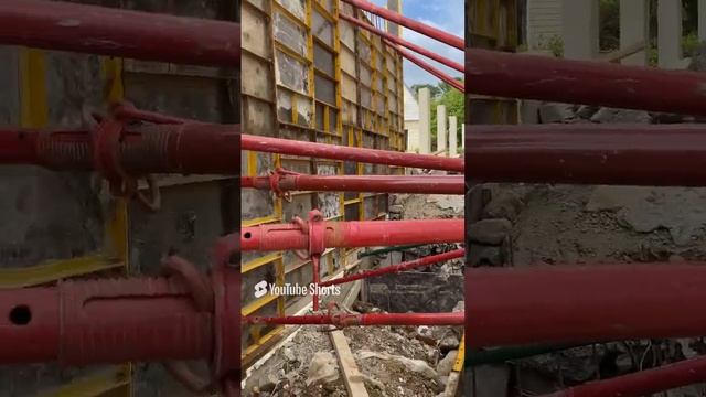 Раскрепляем опалубку на стене #37pro #строительство #монолит #подпорнаястена #сочи #лайк #стена