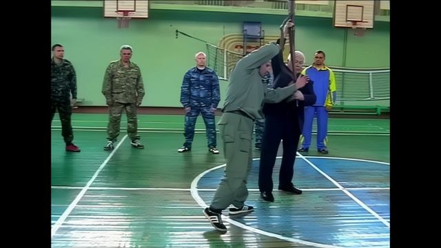 Алексей Алексеевич Кадочников объясняет принципы работы против палки