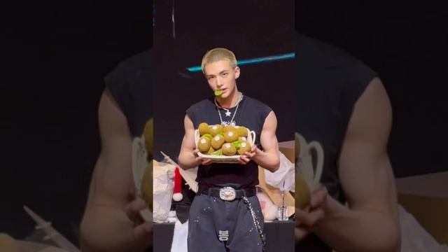 Хёнджин - амбассадор киви 🤣🤣🤣