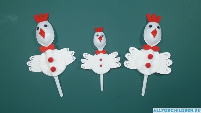 Петушок из пластиковых ложек