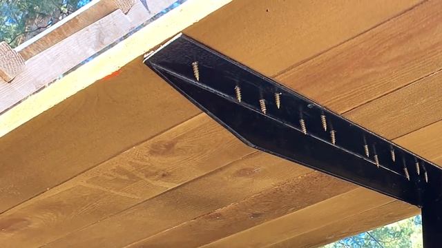 Аккуратная Дровница на даче из металла и дерева