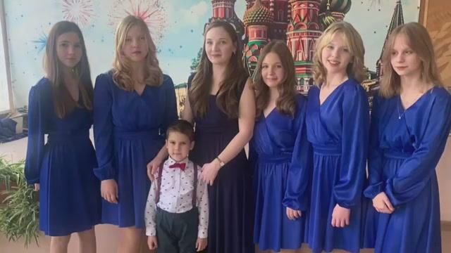 Студия эстрадного вокала "СОЛО" поют песню "Зима-зима"