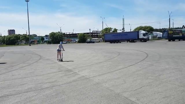 2021 - Аделина едет на самокате