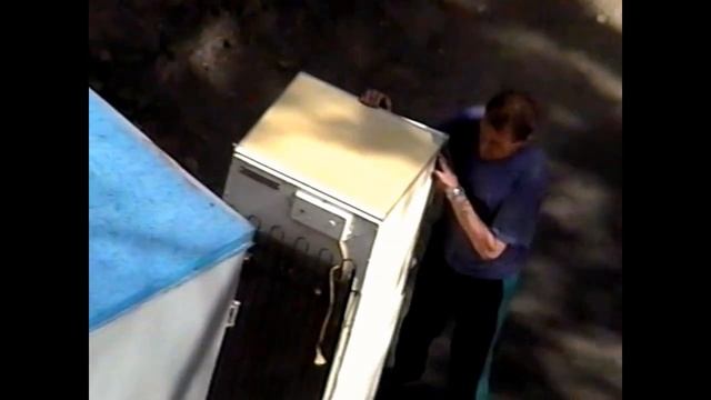 2010.06 - Разборка холодильника у мусорки