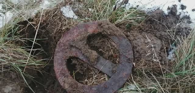 Выпал снег. Копаем метал на ферме