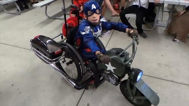 «Костюм» для инвалидной коляски превращает ребенка в сказочного героя