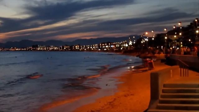 Мы ещё не знаем, что нас ждёт на Майорке. Подарили коктейли. Гуляем по вечернему Ареналю