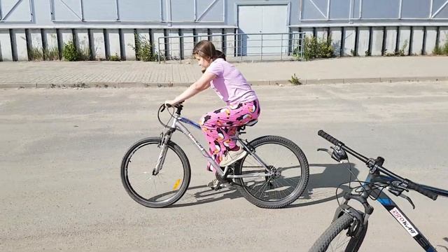 2023 - Аделина едет на велике