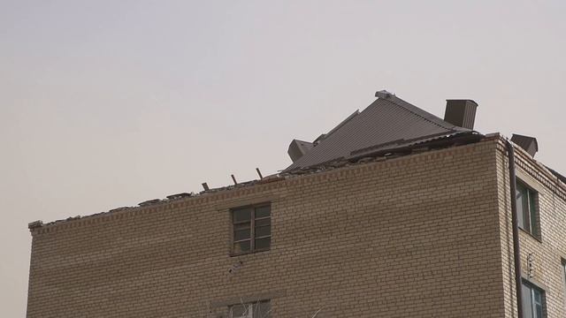 25 02 2020  Шквалистый ветер сорвал часть кровли на многоэтажном доме  г. Зеленокумск