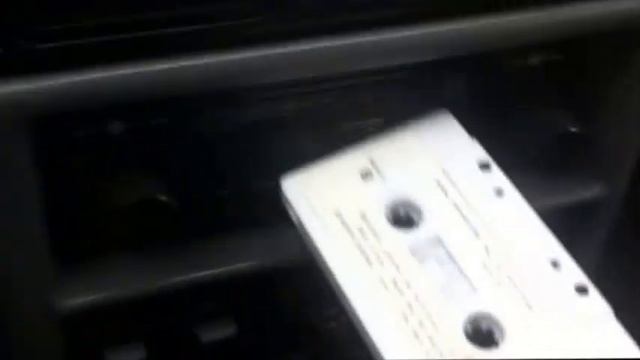 Кассетная магнитола в старой машине