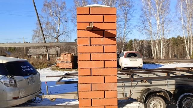 Закладная для ловушек из уголка на кирпичных столбах.