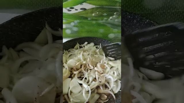 Белая форель на луковой подушке