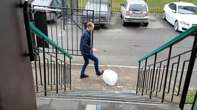 Выкинул большой кусок льда