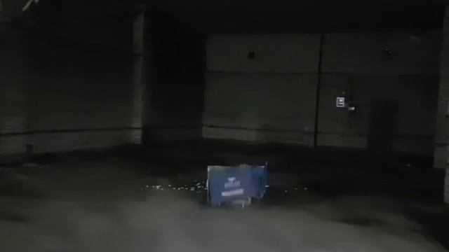 Кинул синий ящик в гараже