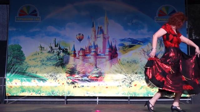 Выступление творческого объединения Звездная радуга в городском саду. 2015 год.