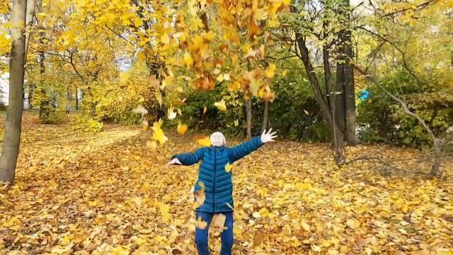 2021 - Аделина кидает листья