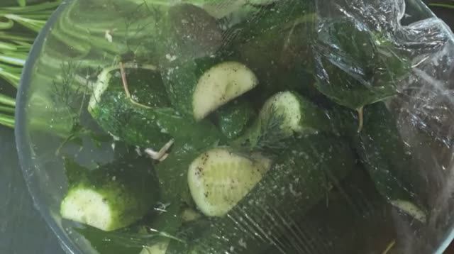 Малосольные огурцы в пакете.