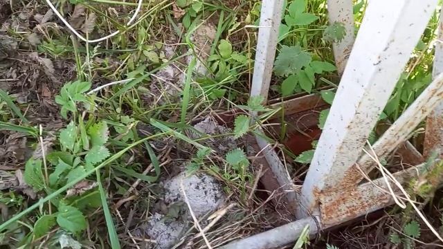 Столб металлический или деревянный.