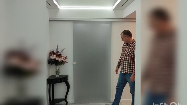 Раздвижная дверь из матового стекла