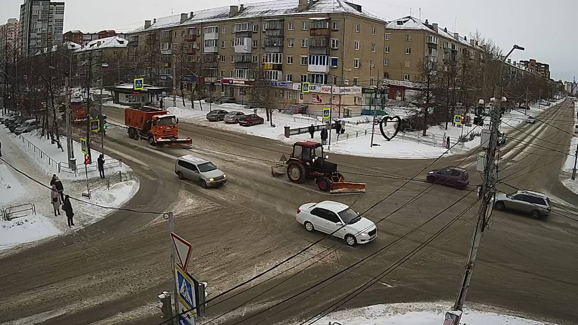 В городе производится уборка снега