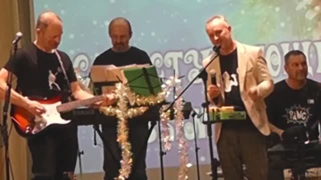 А девчонка та проказница