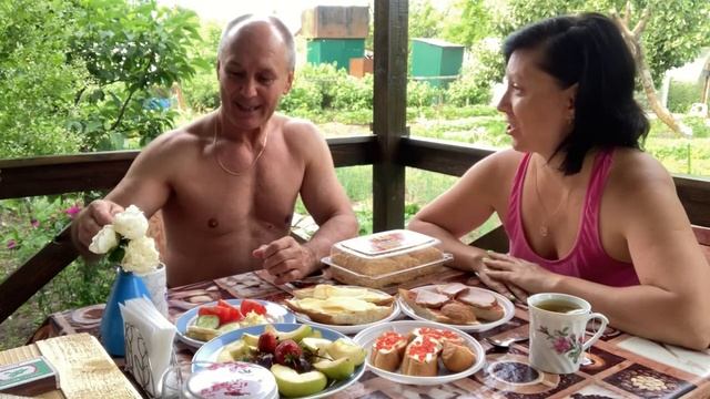 Завтракаем на даче впервые в нашей беседке  Обсуждаем прошедший день рождения и наши планы