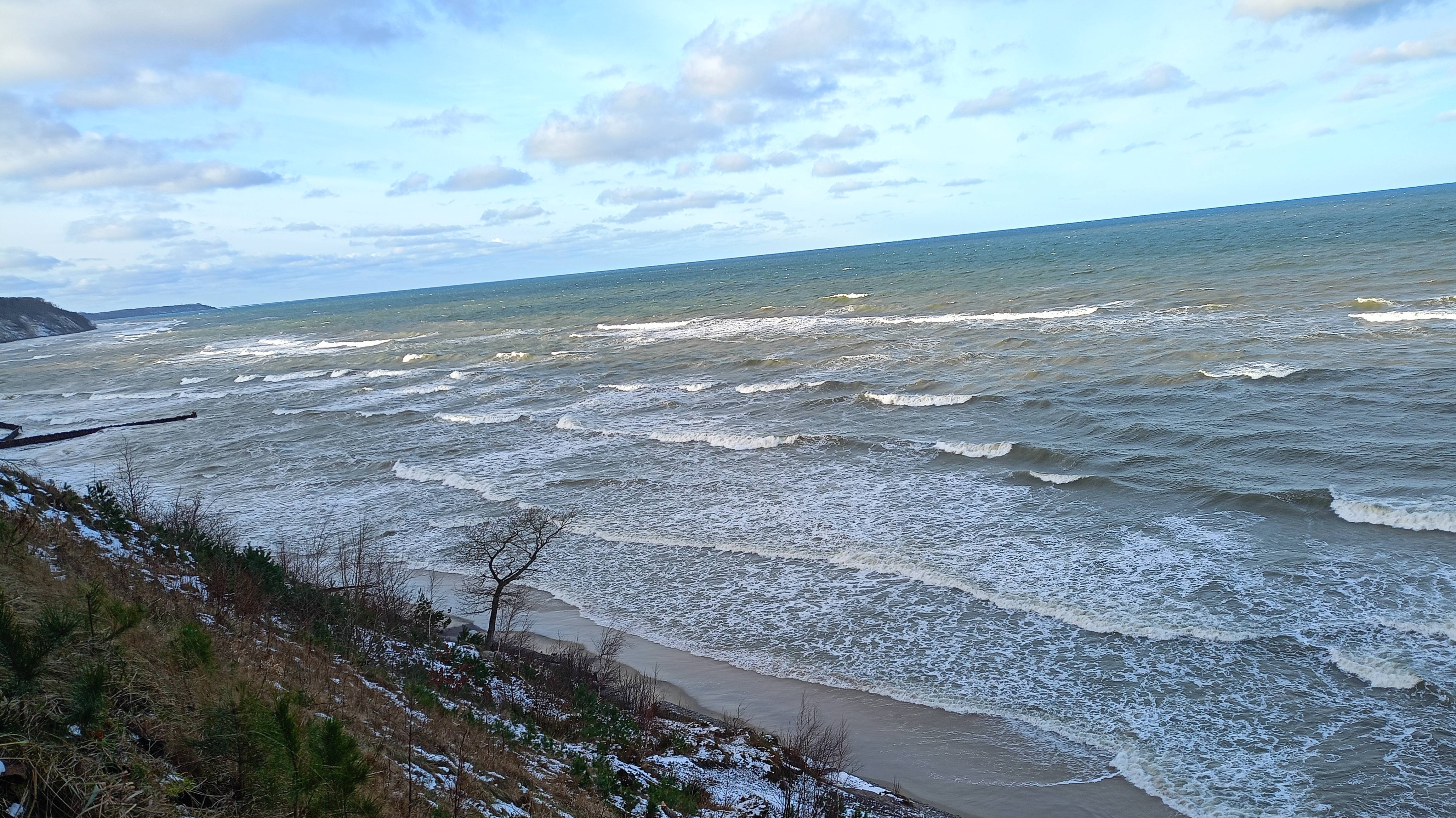 Светлогорск_Вид_с_обрыва_на_море_04.01.2025