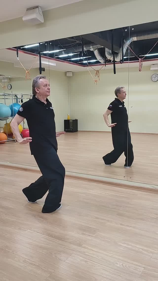 Золотой лев сидя смотрит вдаль