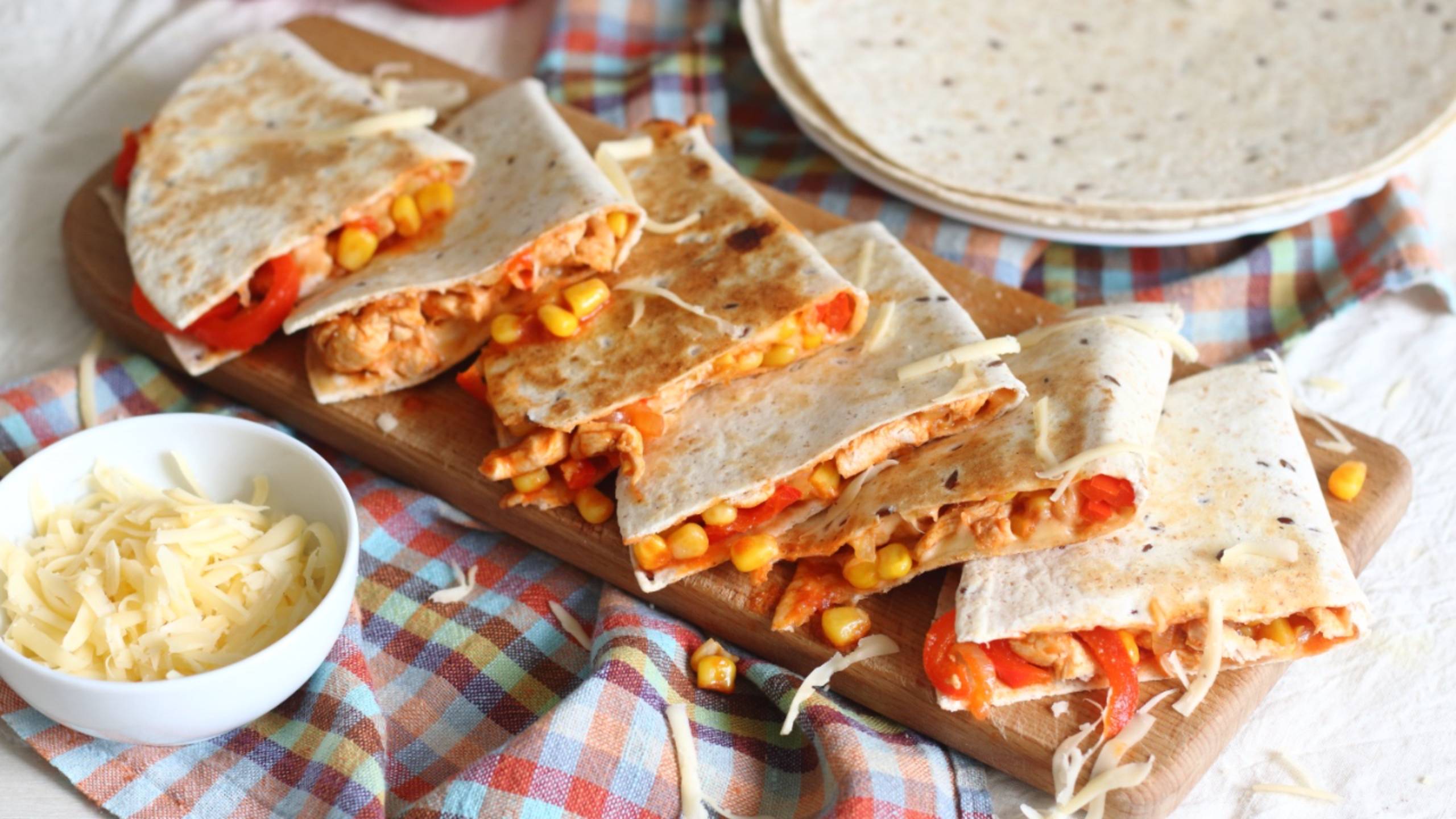 🌮 Домашняя кесадилья с курицей и сыром