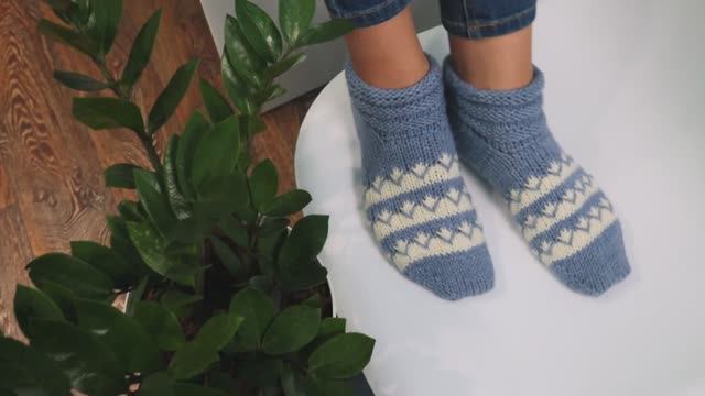 Вяжем тапочки спицами без швов