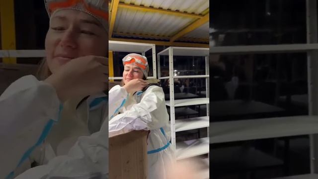 Ничего милее вы не увидите: волонтер прощается с лебедем, которого вылечили и отпускают