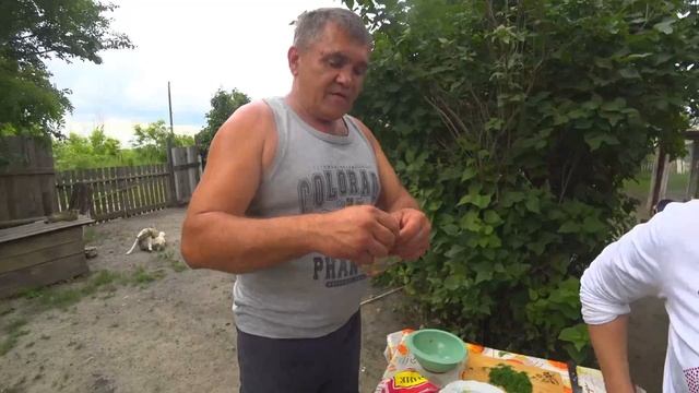 Ужин с фаршем и азиатской смеси. На костре в деревне.