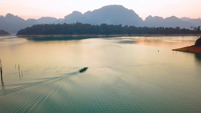 Маленькая лодка плывет по озеру