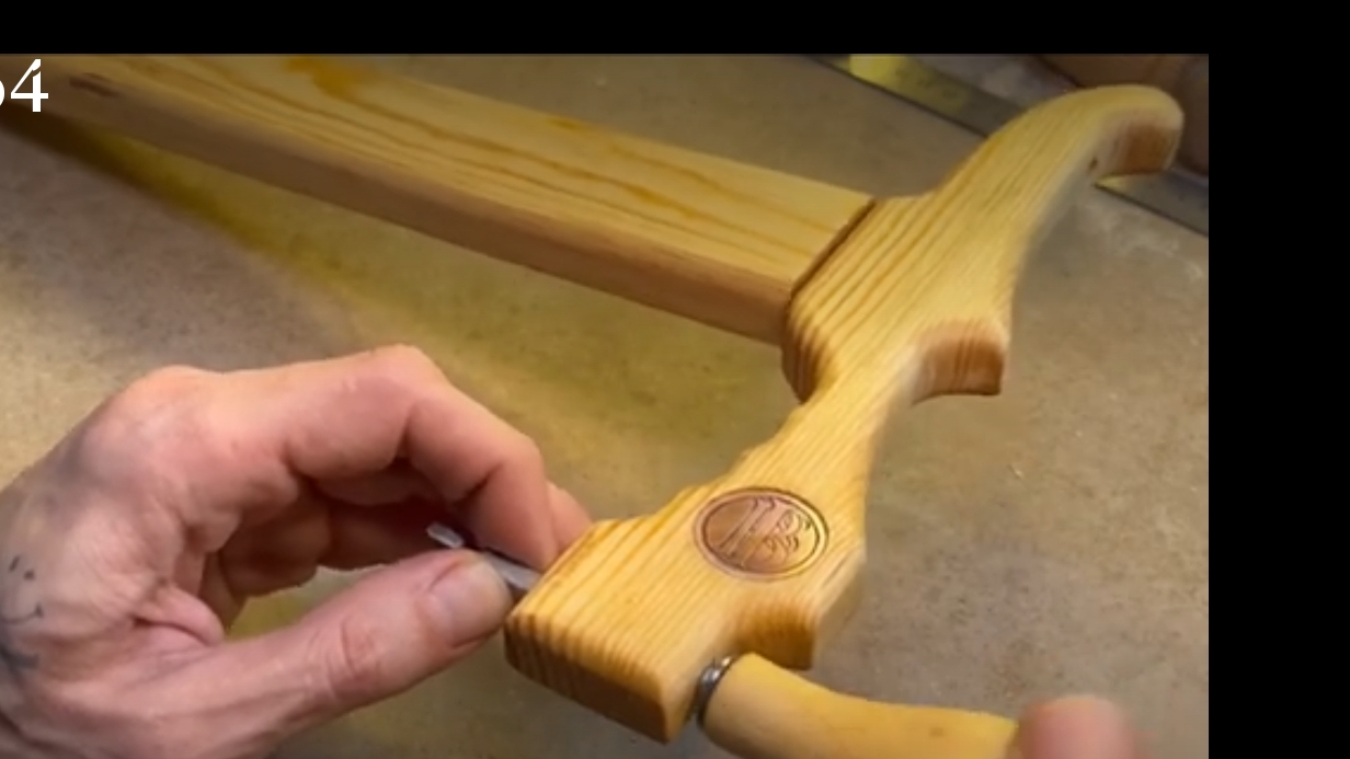 Пила ручной работы.