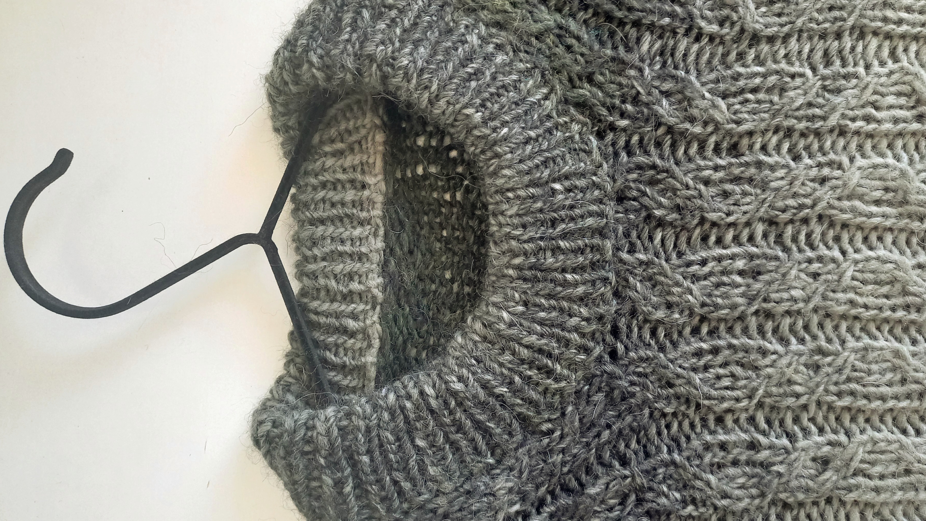 Джемпер из секционной пряжи спицами )