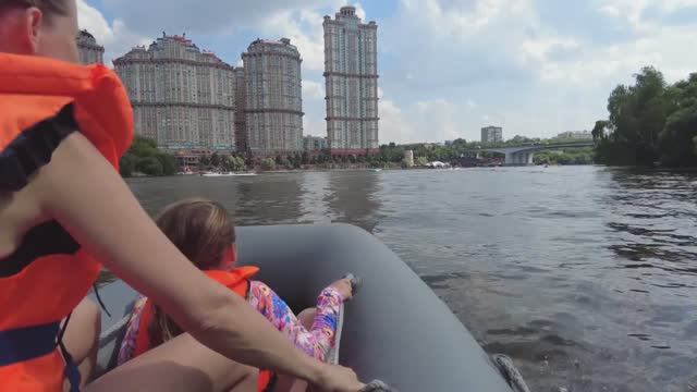 На моторной лодке по Москве реке.