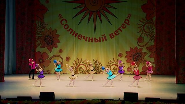 «Веселая игра». Музыка из репертуара ансамбля «Переменка». Постановка В.Удаловой.