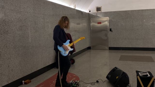Музыка в метро.