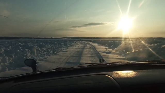 Ледовая переправа Олёкминск-Заречный через реку Лену.