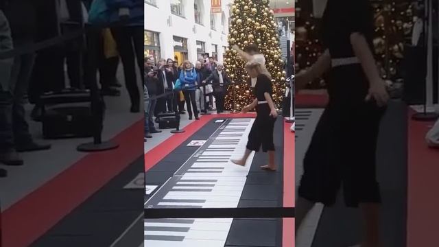 Оригинальный танец на клавишах