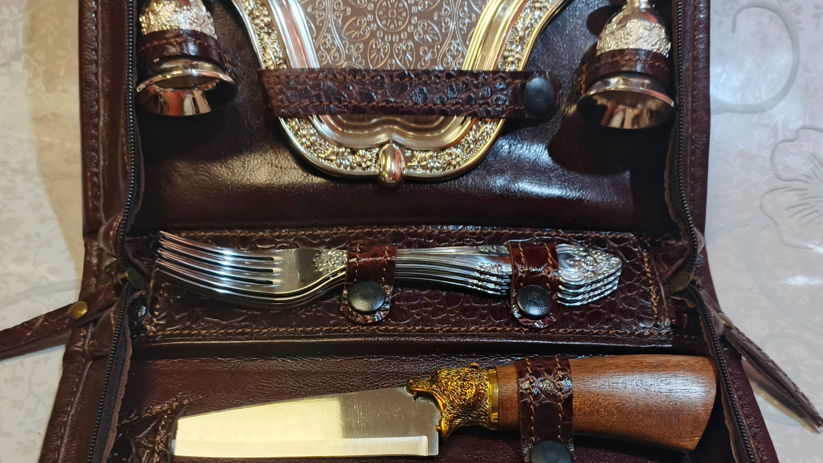 Набор подарочный Лидер на 4 персоны для всех, кто любит путешествовать с шиком и комфортом