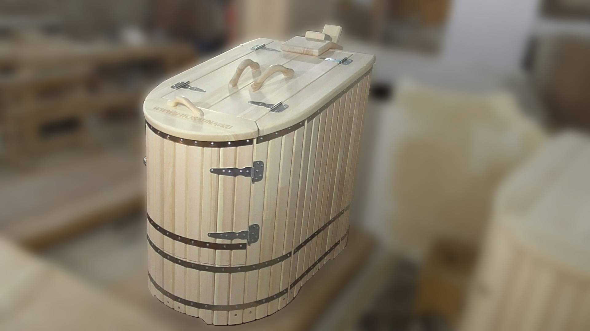 Видеообзор полулежачей кедровой фитобочки Ладья премиум-класса, покрытой немецким масловоском OSMO