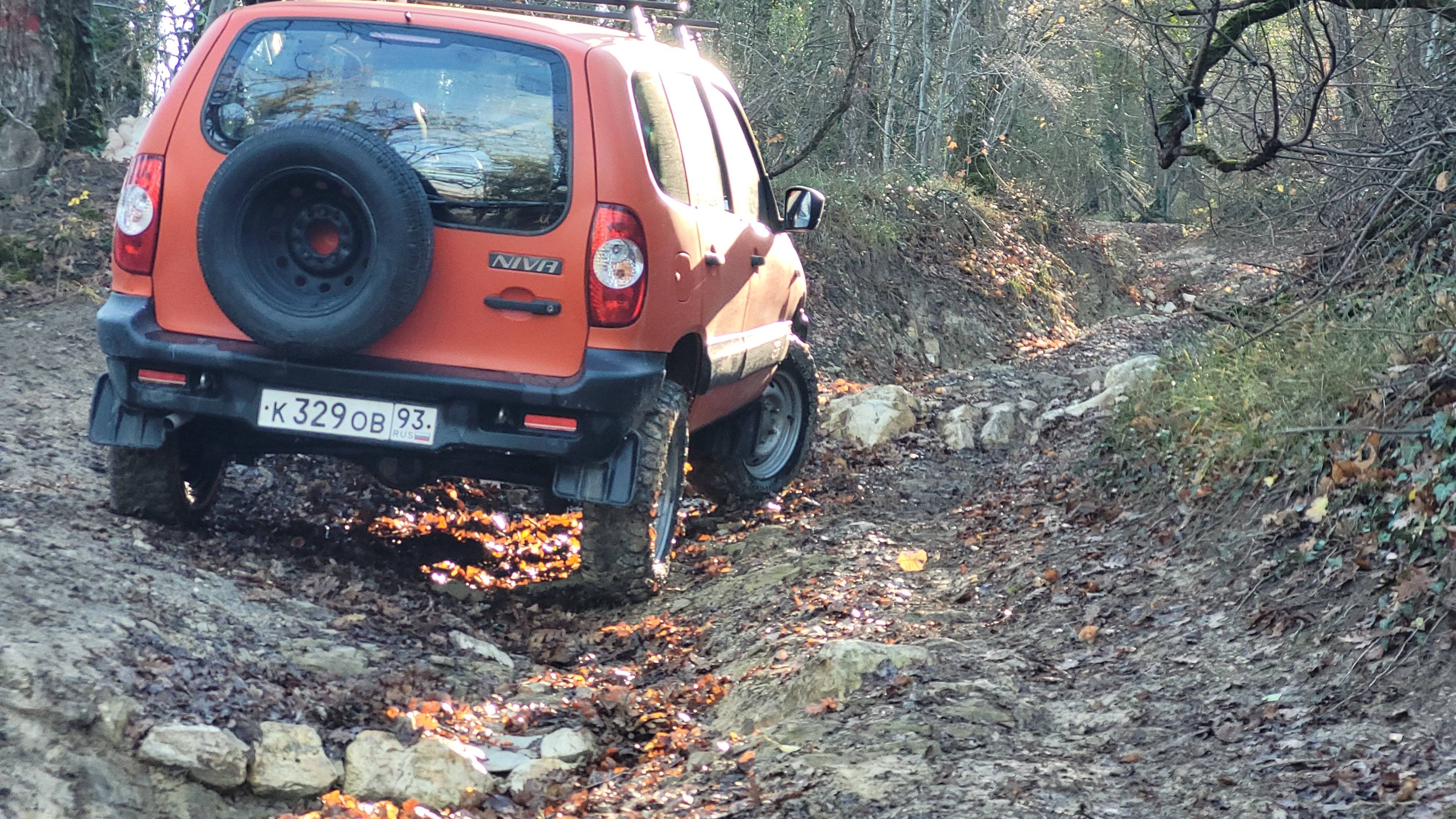 Офф-роуд выезд на Шеви Ниве. Лужи, подъемы, камни.