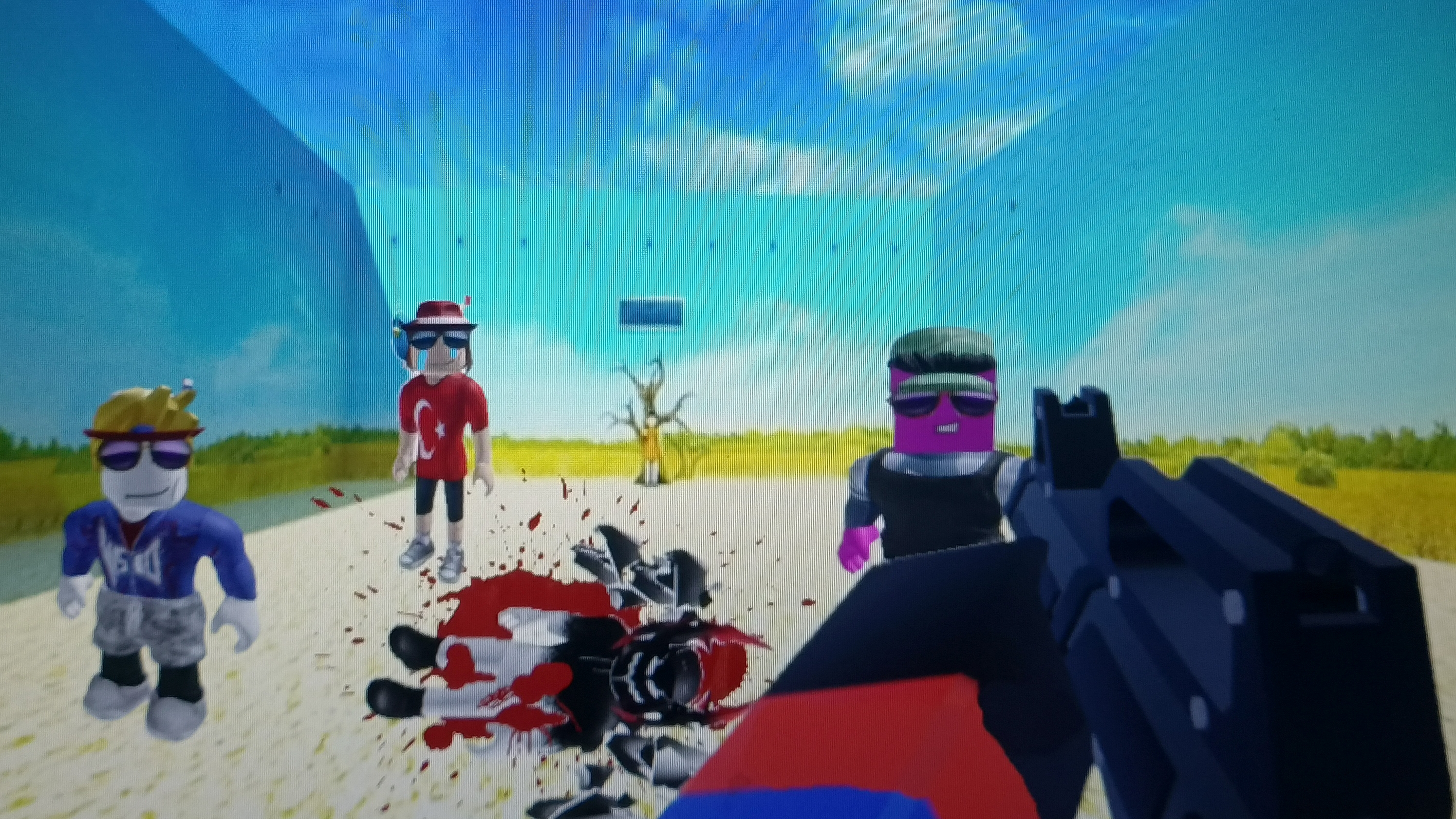 Сражаются друзья за 50 робуксов  игра кальмара в роблокс.