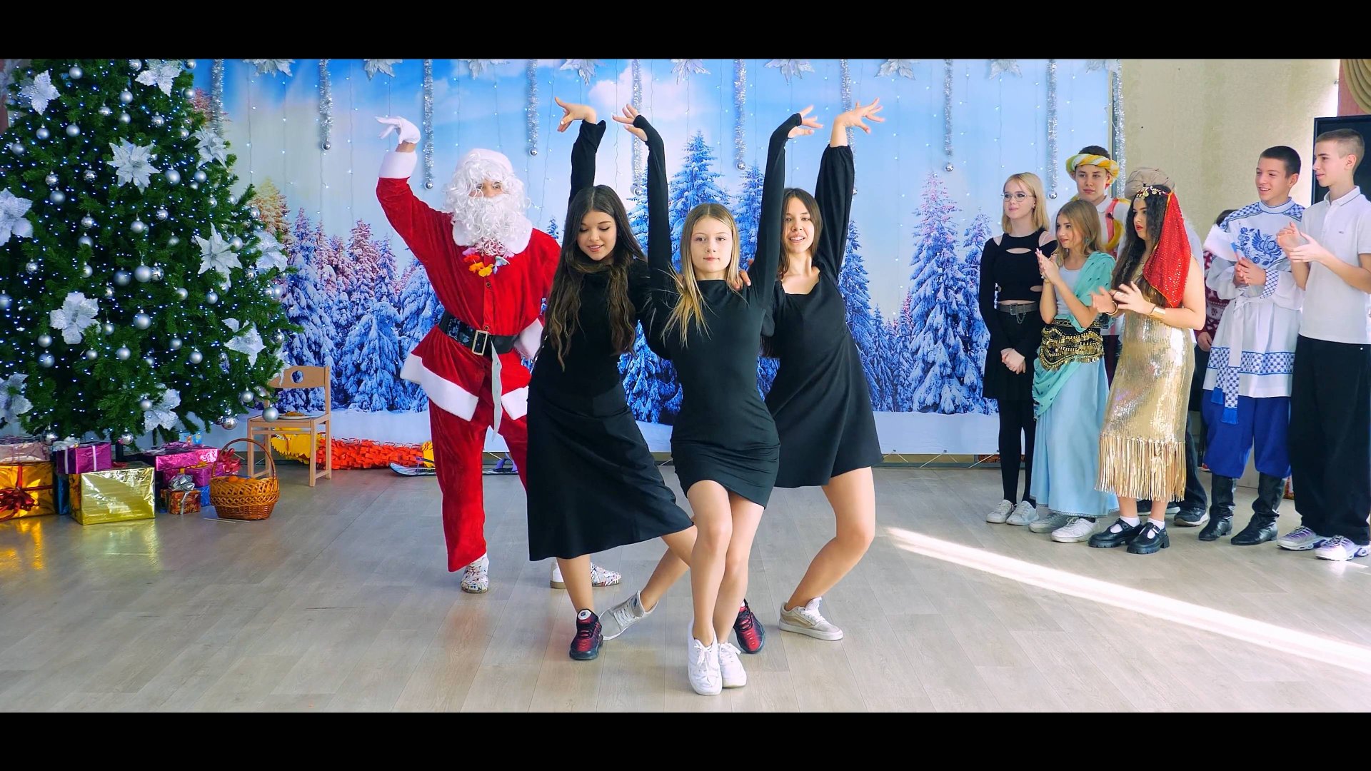 Санта Клаус зажигает с девчонками)